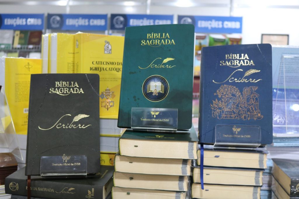 Em estande na 60ª Assembleia Geral, Edições CNBB lança Bíblia Scribere ...