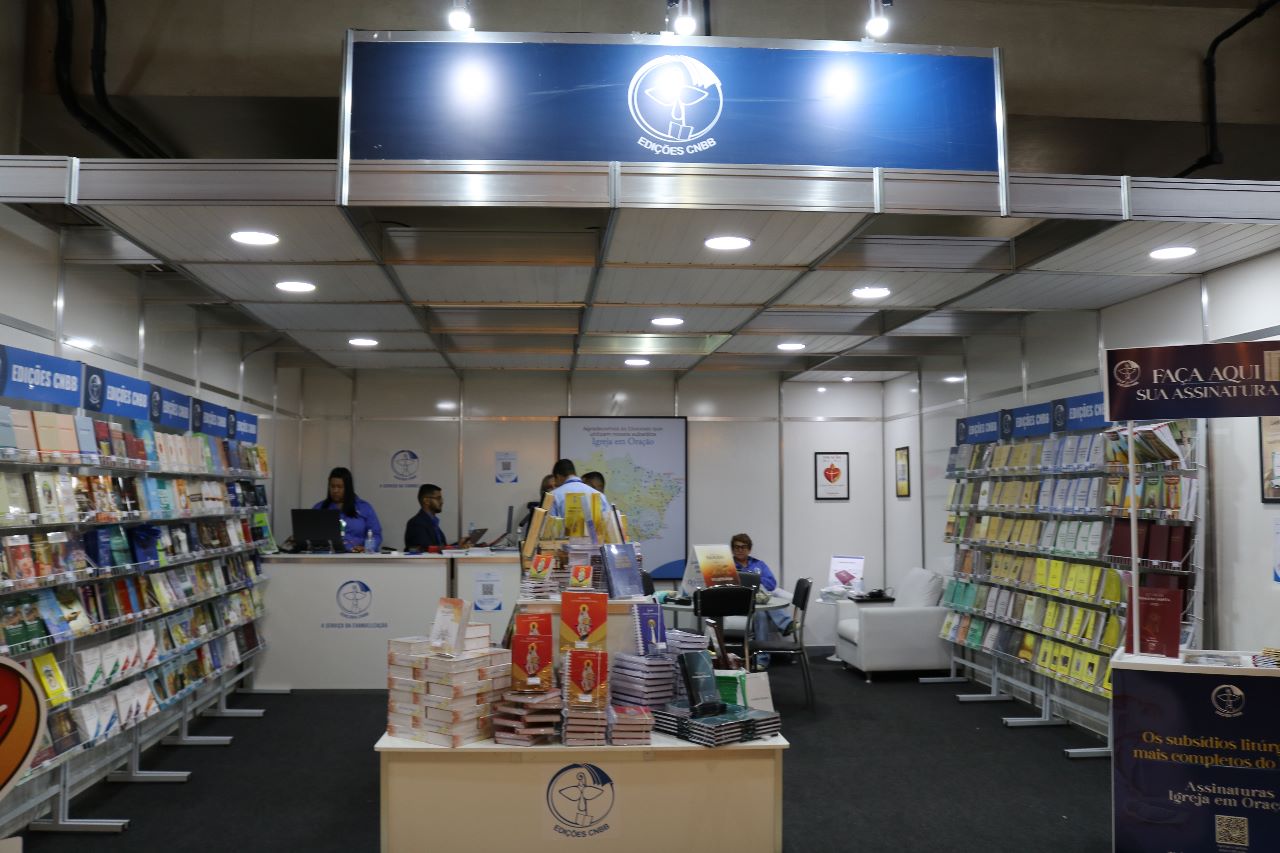 Em estande na 60ª Assembleia Geral, Edições CNBB lança Bíblia Scribere ...