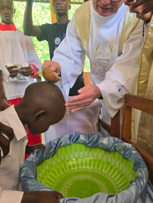 31 crianças são batizadas na Missão Católica São Paulo VI do regional ...